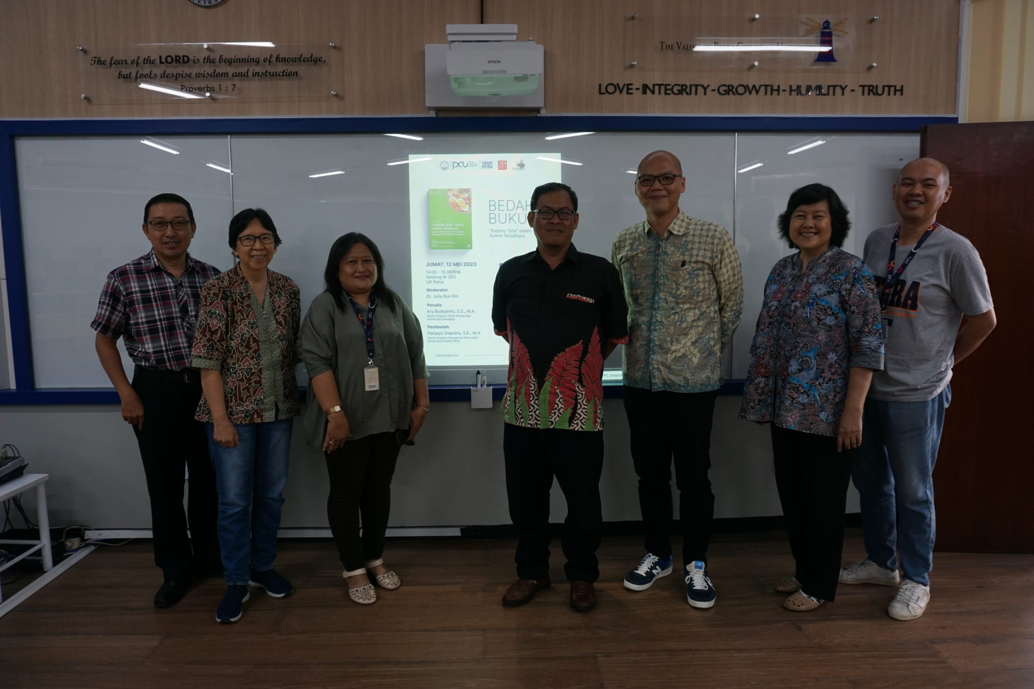 Petra Christian University Library