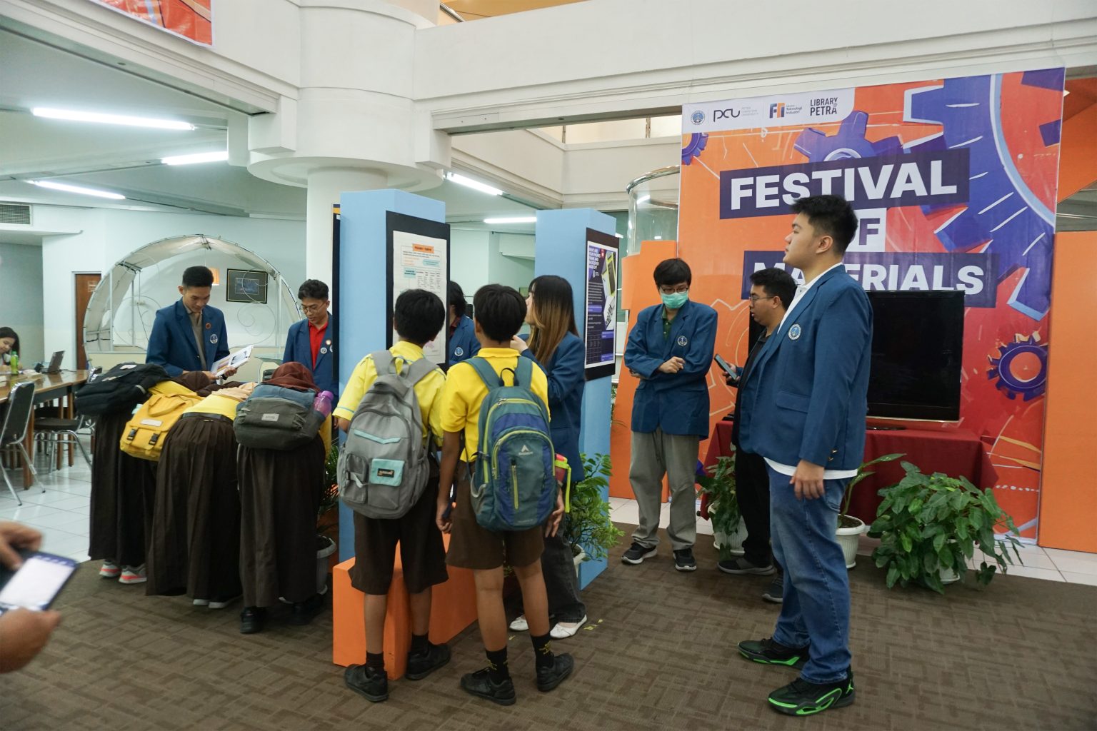 Petra Christian University Library