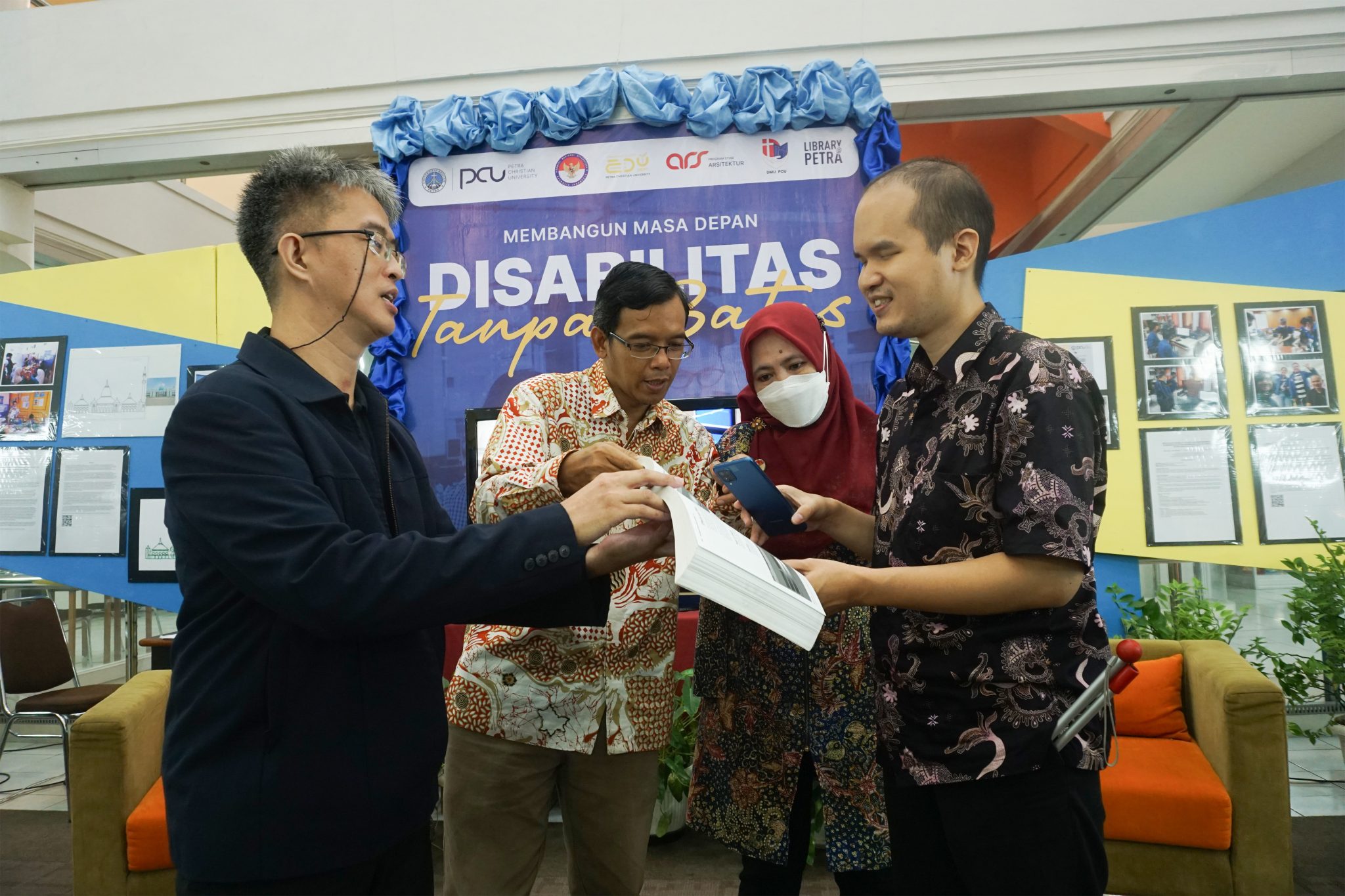 Petra Christian University Library