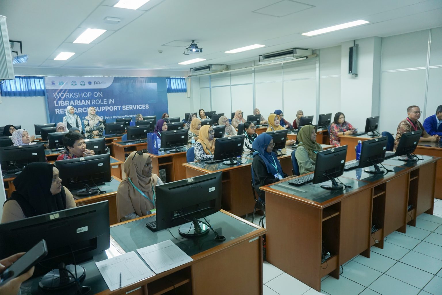 Petra Christian University Library